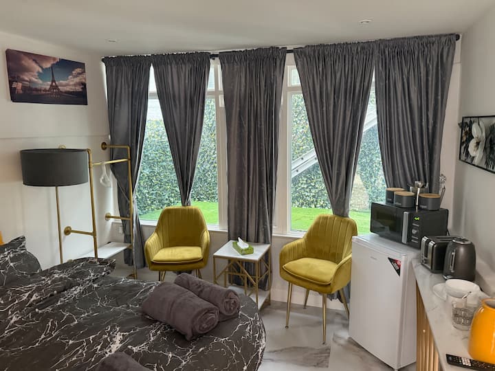 Luxury Studio , 7 Minutes Walk To Victoria Station - London