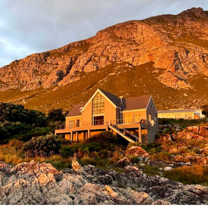 Seaside House On The Rocks - Kleinmond