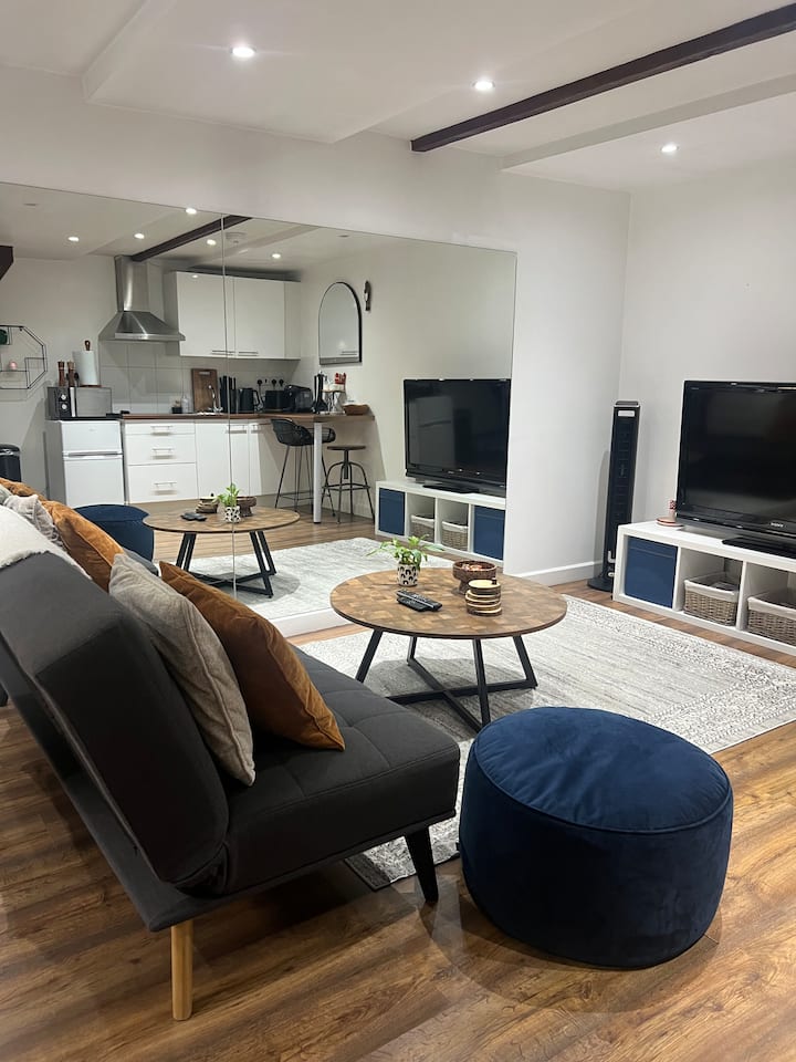 Private Self Contained Tiny House By Station & M25 - Chingford