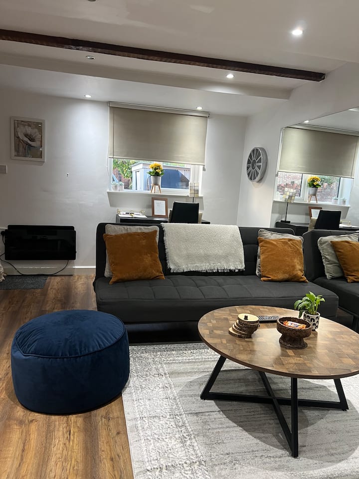 Detached Self Contained Tiny House By Station - Hertfordshire