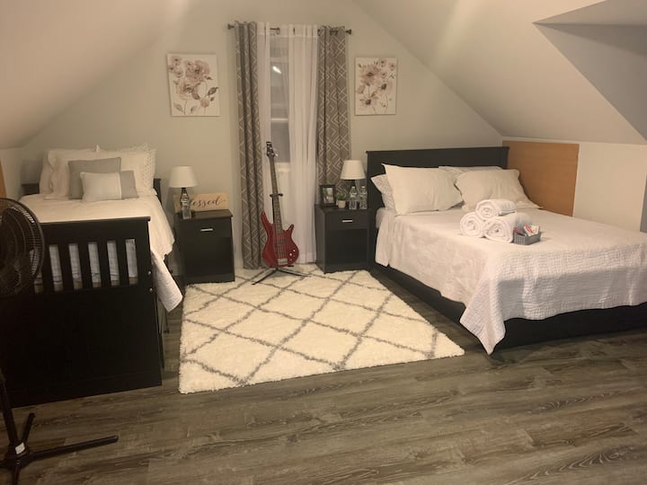 Private Bedroom W/ Bathroom + Private Bonus Room. - Danbury, CT