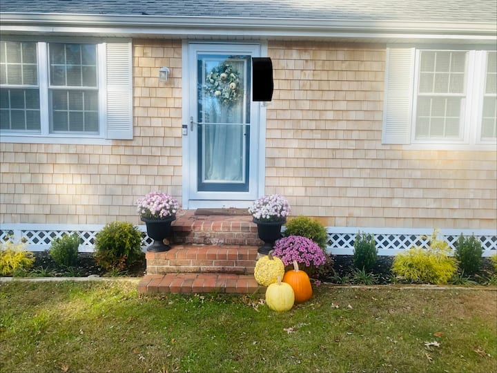 Newly Renovated! 10 Minutes Away From Beach. - Old Silver Beach, MA
