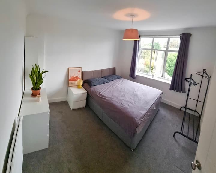 Spacious Room Near To Station - Ilford