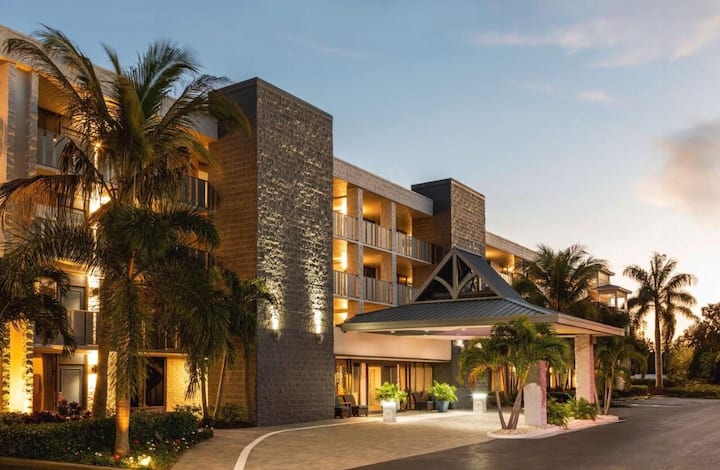 4 Bright Rooms W/ Complimentary Beach Shuttle - Siesta Key, FL