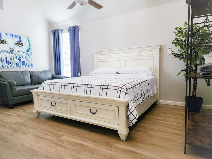 Private King Size Bedroom, Shared Bathroom. - Phoenix, AZ