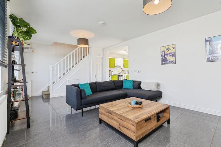 Home In North Bristol - Bristol