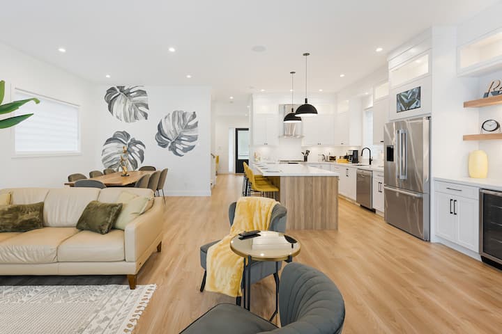 Lavish 4-br Stay Near Langley Event Centre - Langley