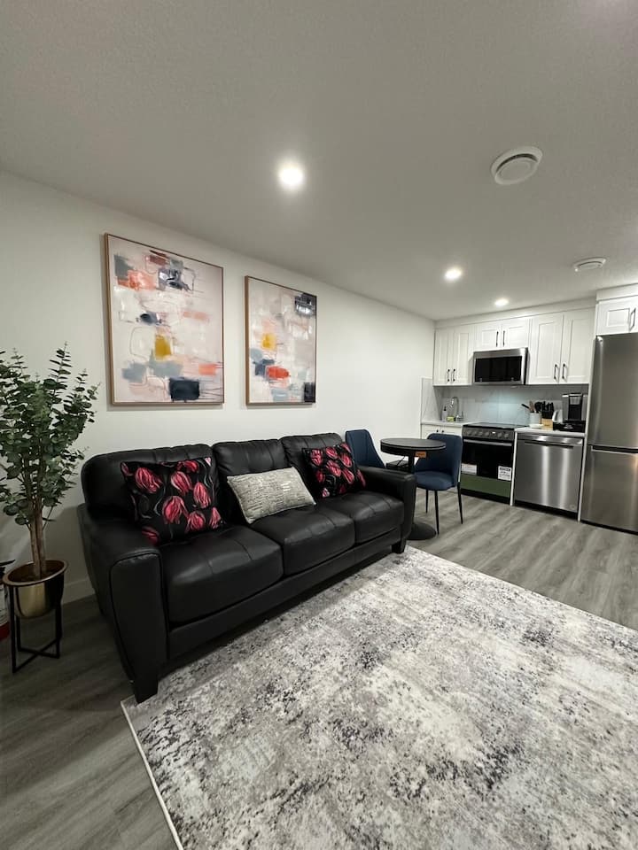 Luxury 2 Bedroom Basement Suite - Calgary