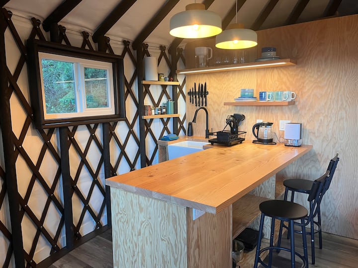 Oceanview Lodge - The Yurt - Galiano Island