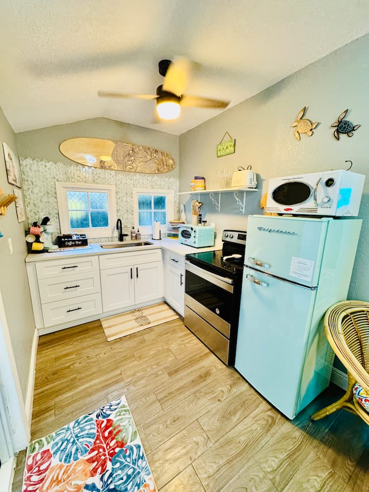 Downtown Turquoise Oasis W/private Yard Near Beach - Lake Worth, FL