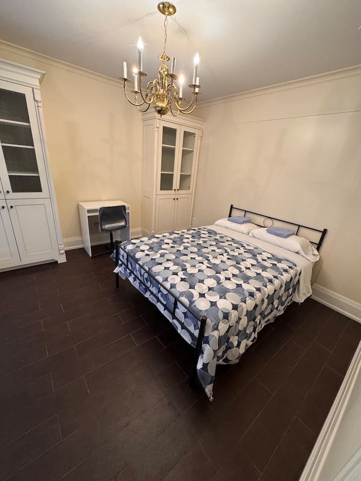 Bright/affordable Mainfloor Room -