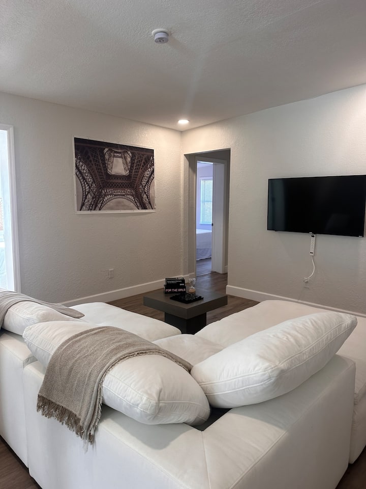 3bed 2 Bath Steps To Camping World! Downtown! Kia! - Orlando, FL