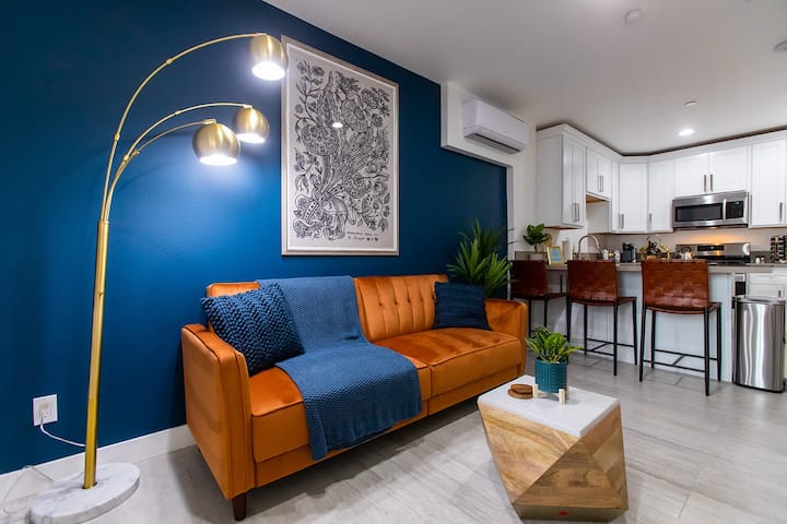 Chic Kingbed +Sfbd Sleeps 4 +W/d - Santa Ana, CA