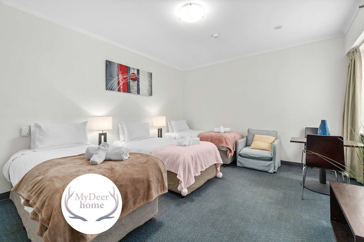 Adelaide City Gem: Cbd Retreat With Triple Singles - Adelaide