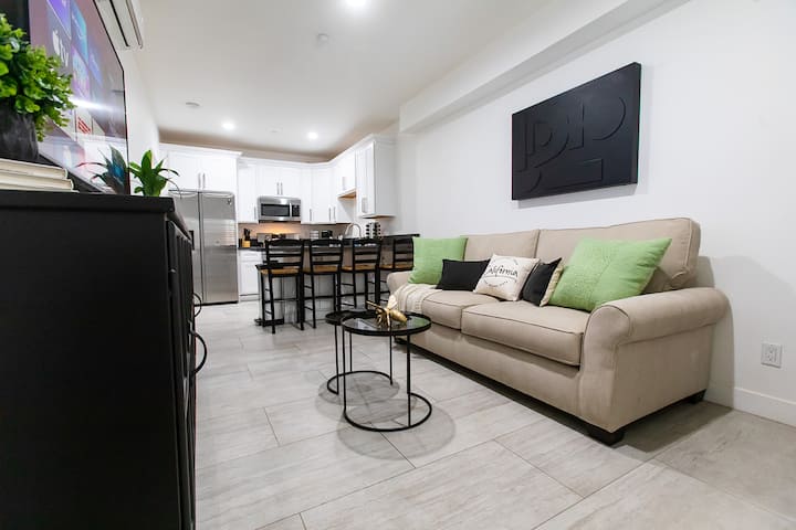 Urban Oasis 1br King +Sfbd|6mi Disney|2mi Hosp|wd - Santa Ana, CA