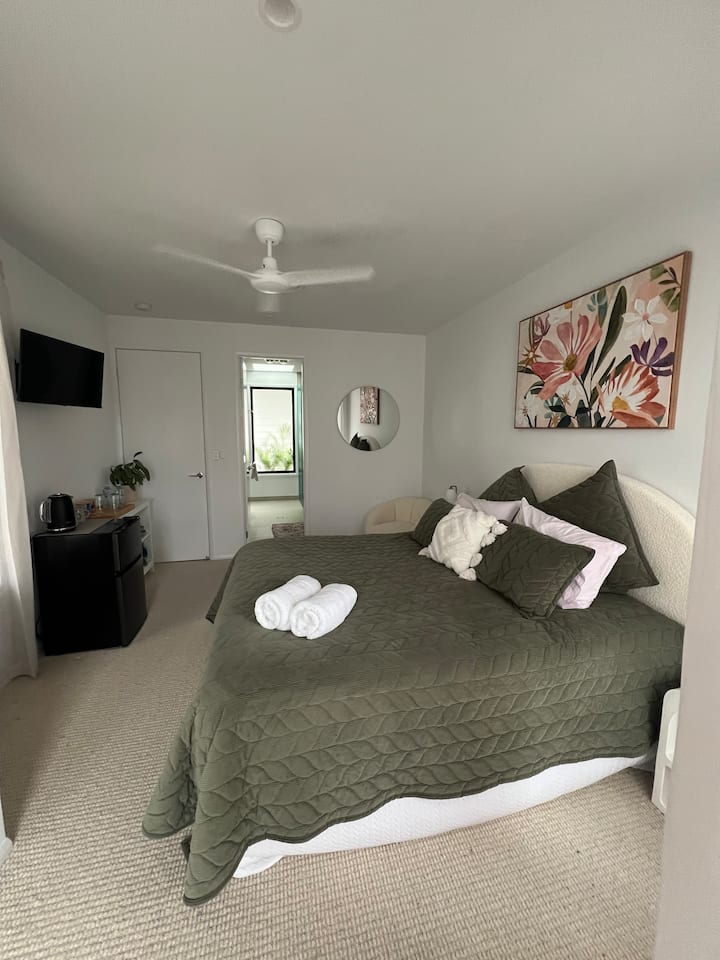 Private And Peaceful In Pelican - Caloundra