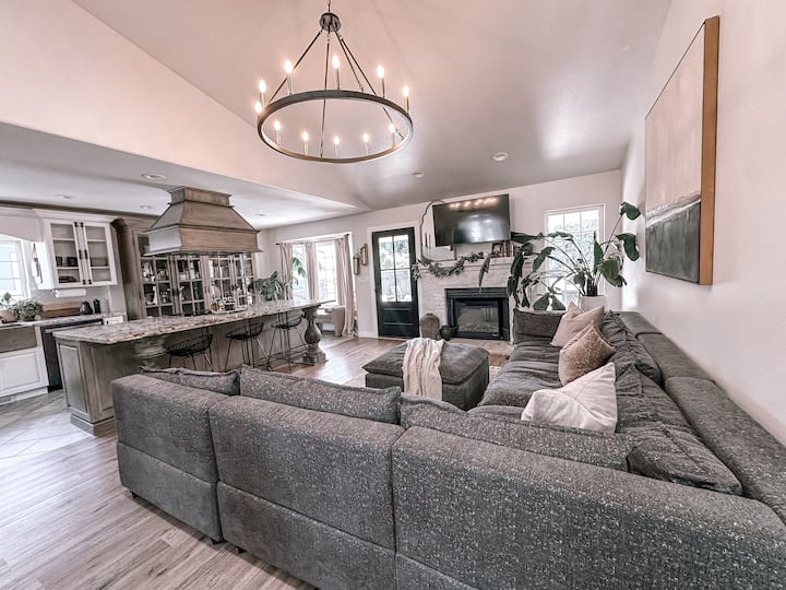 Large Home W/ 
Hot Tub, Sauna, Tanning & Theater - Richland, WA