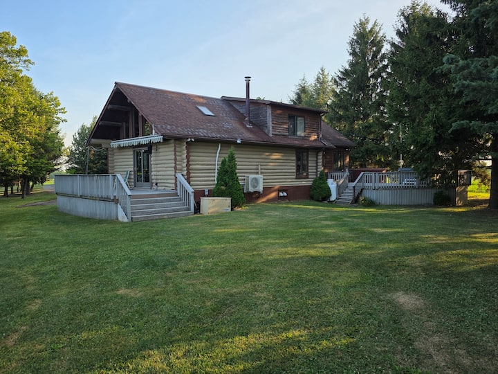 Beautiful 2 Bedroom Log Home - Canandaigua, NY