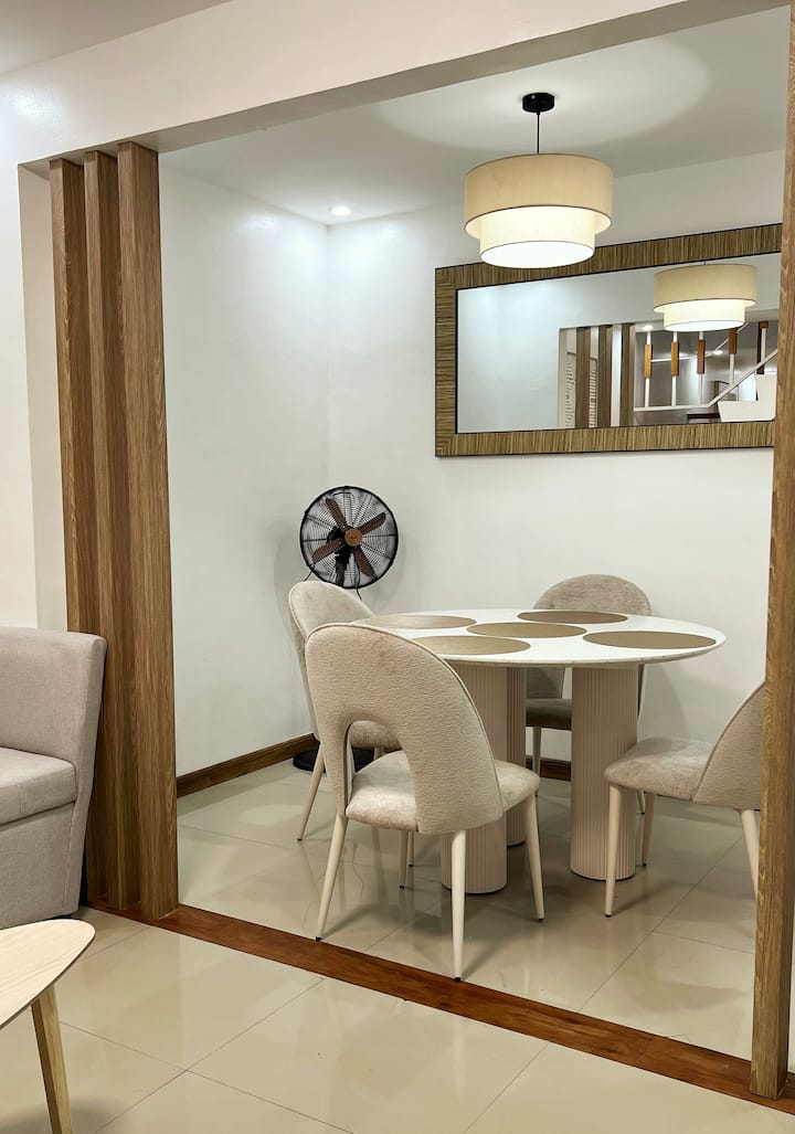 Modern Staycation With Friends And Family - Ángeles