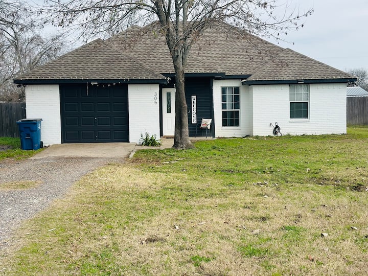 Come Stay In My Cozy Home - Ennis, TX