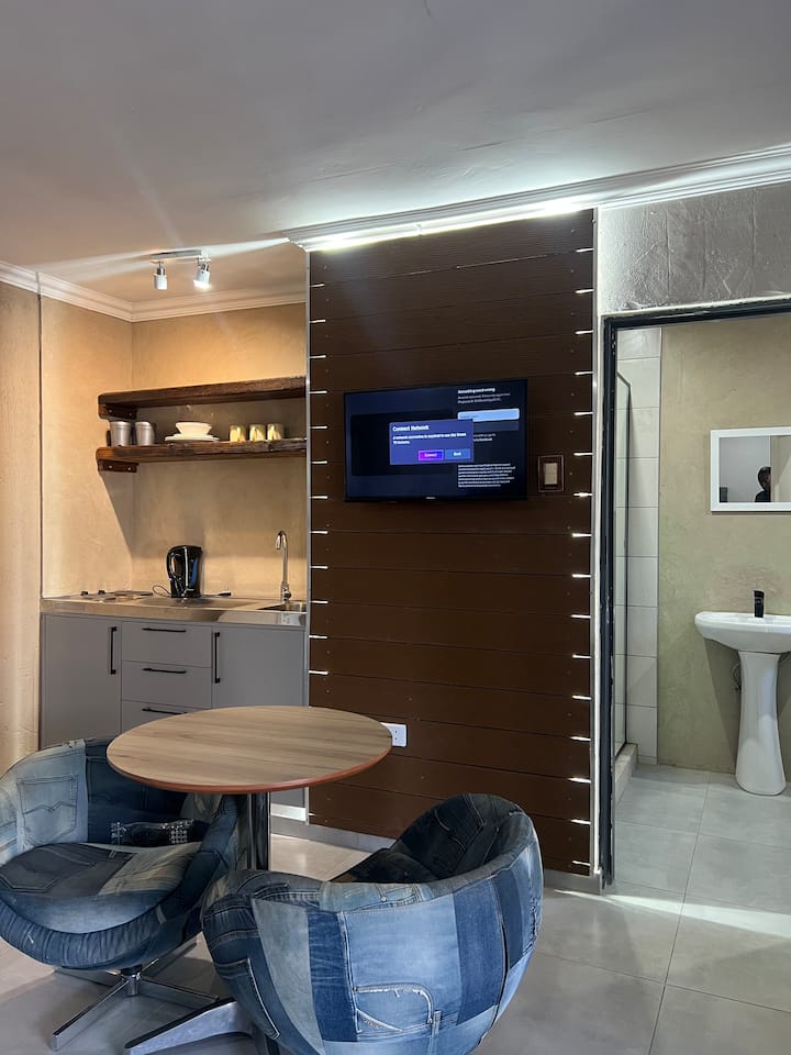 Cozy Room With Kitchenette @69 On Everest - Vanderbijlpark