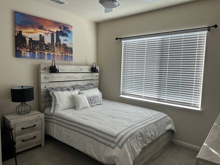Queen Bed With Shared Bathroom - Stockton, CA