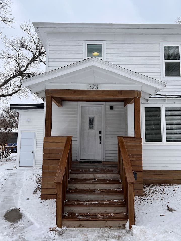 The 323 White House - Aberdeen, SD