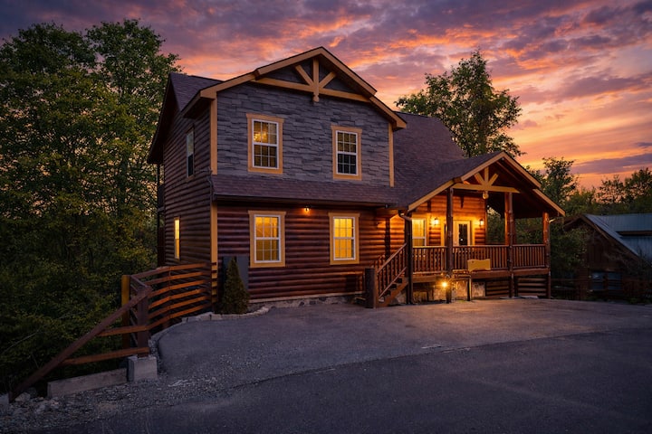 Indoor Pool Cabin Near Dollywood, Hottub, Theater - Pigeon Forge, TN