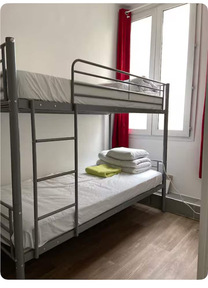 [89-1] 파리 여성 4인실 방 - Paris