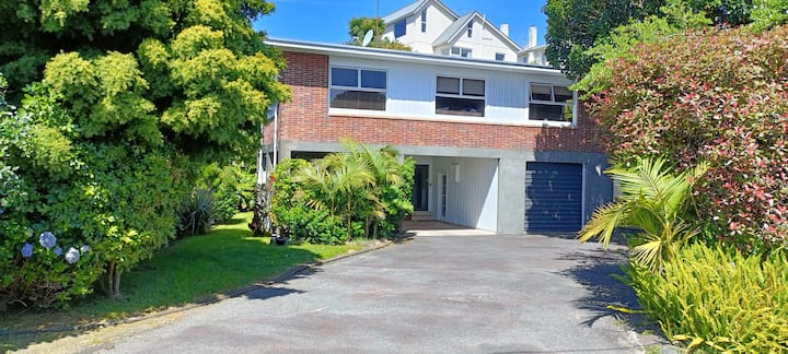 Large Home With Beach Vibes - New Plymouth