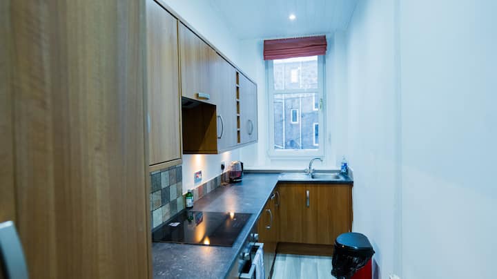 Central Location, Free Parking & Modern Interior - Aberdeen
