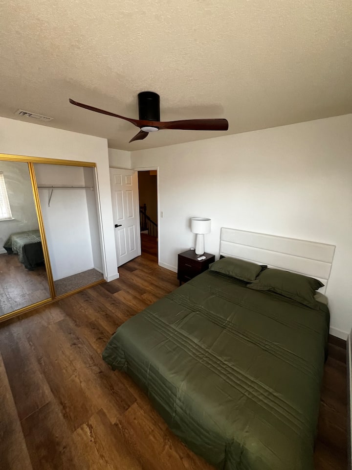 Room/shared Bathroom/home - San Bernardino, CA