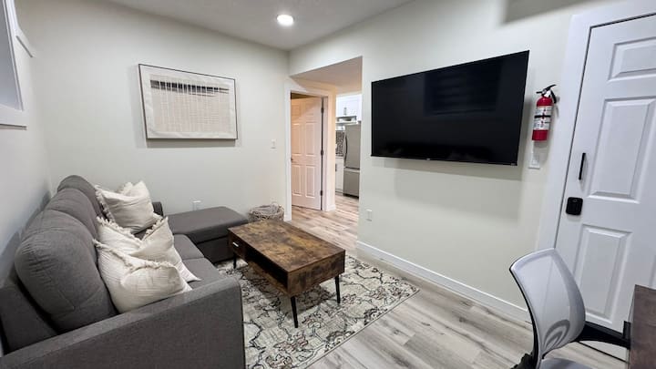 Bright & Cozy Sw Basement Stay - Edmonton