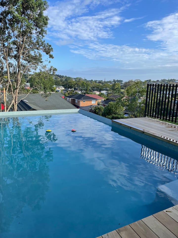 Spacious Loft With Pool Access - Auckland