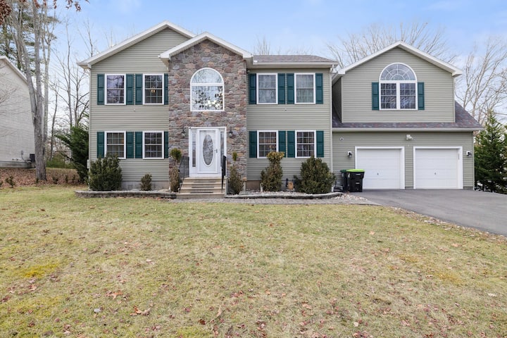 Lake House For 11, Pool & Game Room - Delaware Water Gap, PA