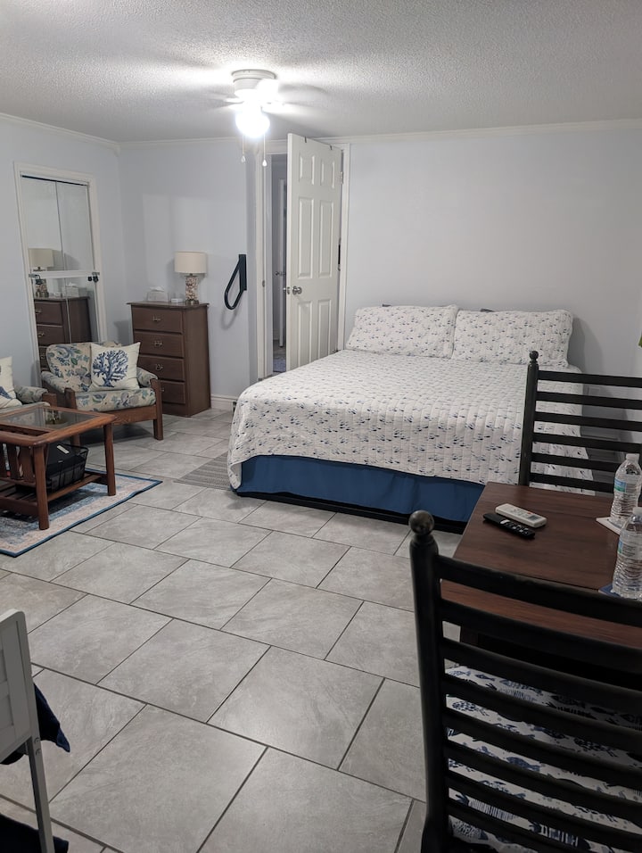 Salty Feet Retreat - Pinellas County, FL