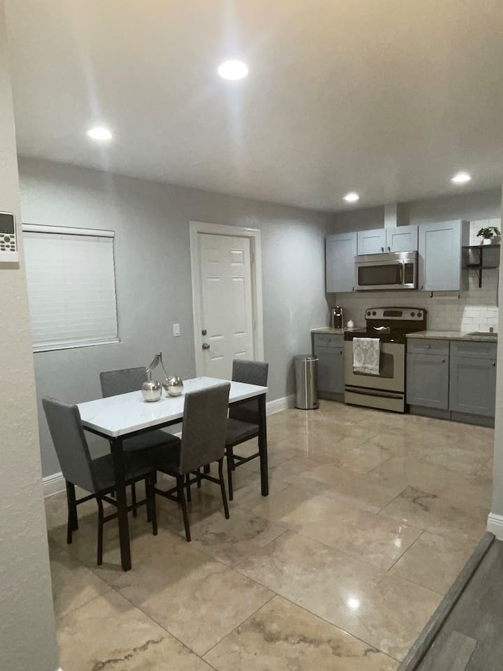 Charming Guest House - Tampa, FL