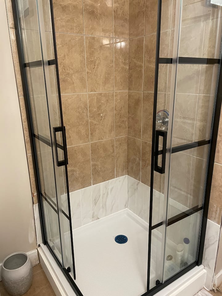 Cozy One-bedroom Basement Unit - Bedford, QC