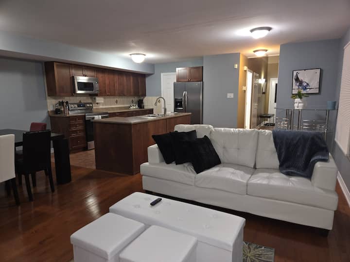 Casa Amigos-arnprior
3 Bedroom Townhouse W Parking - Arnprior