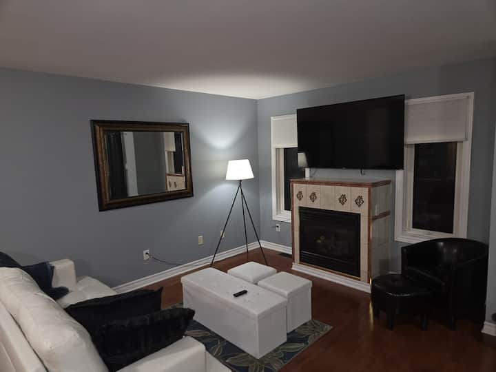 Casa Amigos-arnprior
3 Bedroom Townhouse W Parking - Arnprior