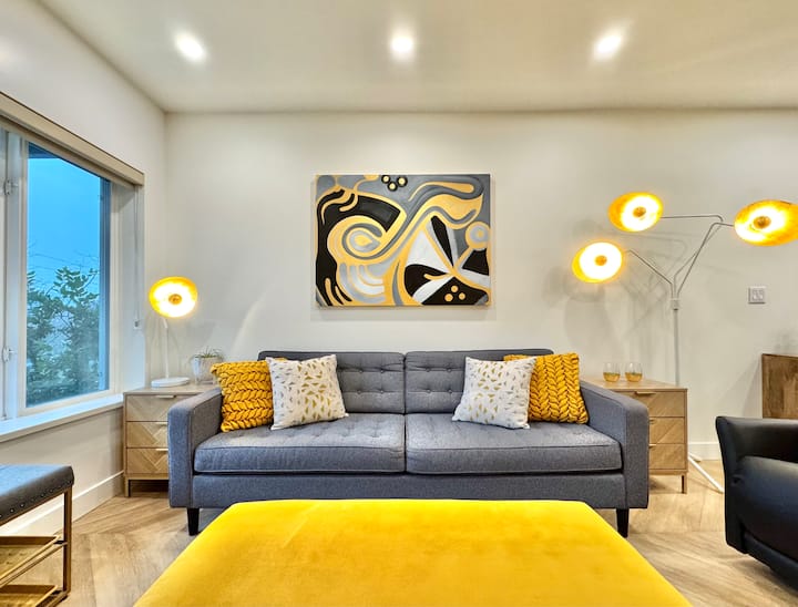 Polished West Coast Living - Near Metro - Vancouver