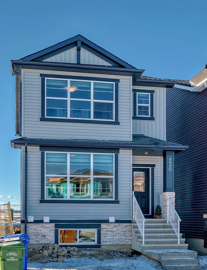 King Bed,3 Bedrooms 2.5 Bath  8 People - Calgary