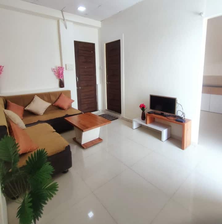 Cozy 1bhk Flat With Personal Park Facing Terrace - Indore
