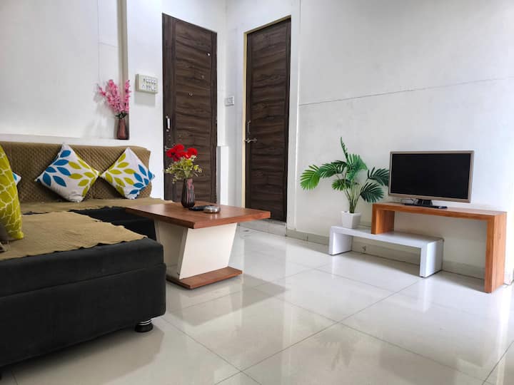 Cozy 1bhk| Private Terrace | Penthouse | Park View - Indore