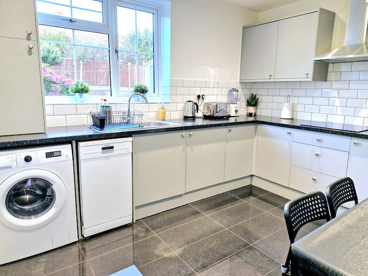 Cosy Large Home Away From Home - Brentwood