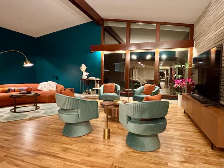 The Nancy: Fireplace | Hot Tub | Ping-pong - Bloomington, IN