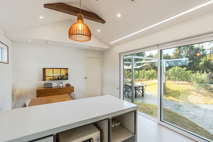 “Modern Jeju Stone Villa With Bbq & Private Yard - Ciudad de Jeju