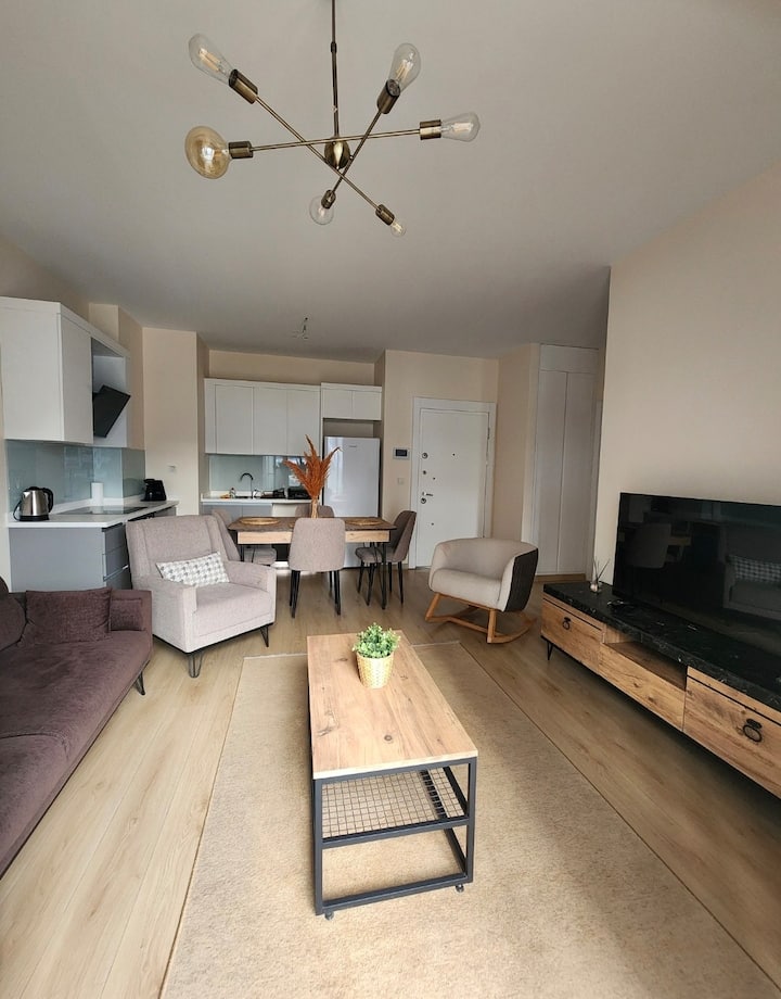 New In The Newly Built Town - Estambul