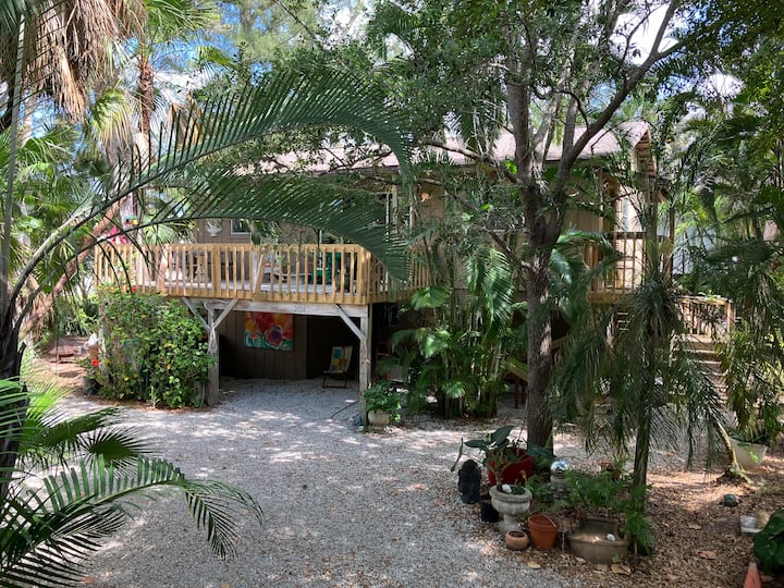 Unique Peaceful Home Close To Downtown 
Fast Wifi - Naples
