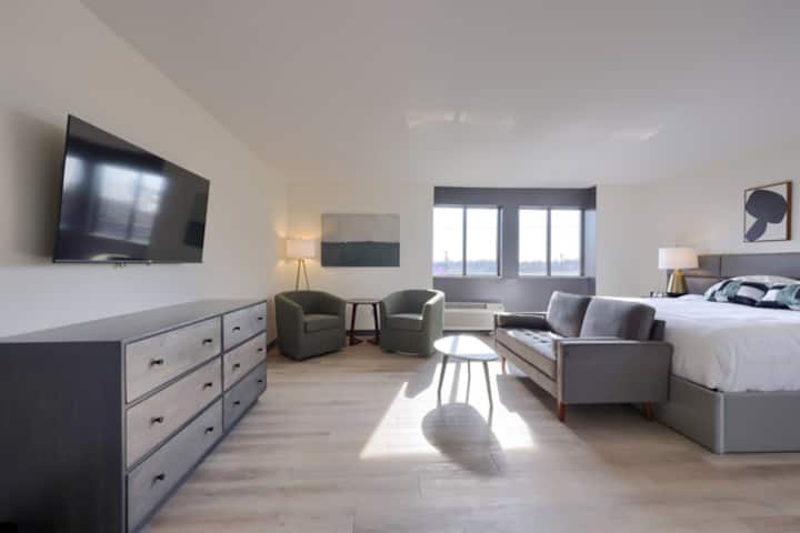 Spacious Suite At Lititz Pointe Inn, King Suite - Lititz, PA